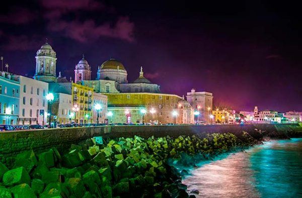 Nightlife in Cadiz. Enjoy tapas, dinner, drinks and dancing.