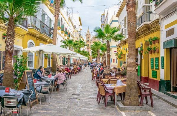 Nightlife in Cadiz. Enjoy tapas, dinner, drinks and dancing.